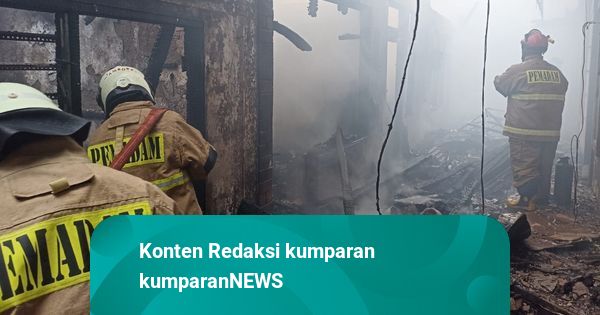 Rumah Tinggal di Jakbar Terbakar, 19 Unit Damkar Dikerahkan | kumparan.com